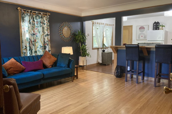 Cosy Nest Welcomes Pets. Comfortable Work-from-home Space, & Garage Parking. - Minneapolis, MN
