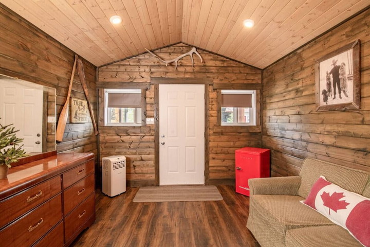 The Lumberjack Cabin - Alberta