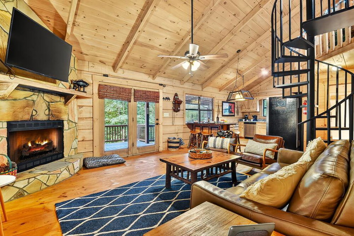 Bear River Offers Secluded Paradise, Pet-friendly, Minutes From Toccoa River, Boasting A Hot Tub, Firepit, And Tranquil Ambiance - Mineral Bluff, GA