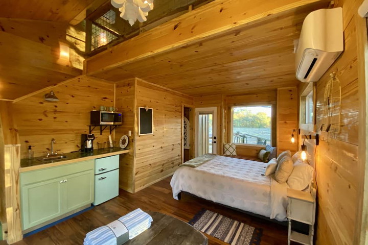 Coach's Quarters - The Dugout - Come Spend The Night In The Trees!! - Waco, TX