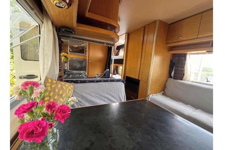 Escape To The Happy Camper  A Retro Retreat In The Somerset Hills - Wiltshire