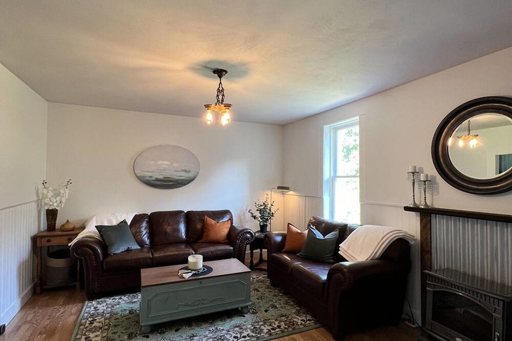 100 Year Old Farm Cottage. Minutes From The Beach! - Vancouver Island