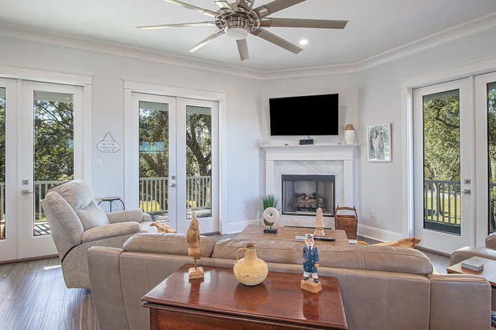 Expansive Porch-gulf Breezes-beach Views & Gorgeous Oak Tree - Pass Christian, MS