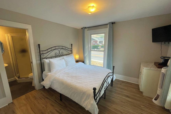 Walk To Lake & Downtown Chelan! Room #1 - Washington