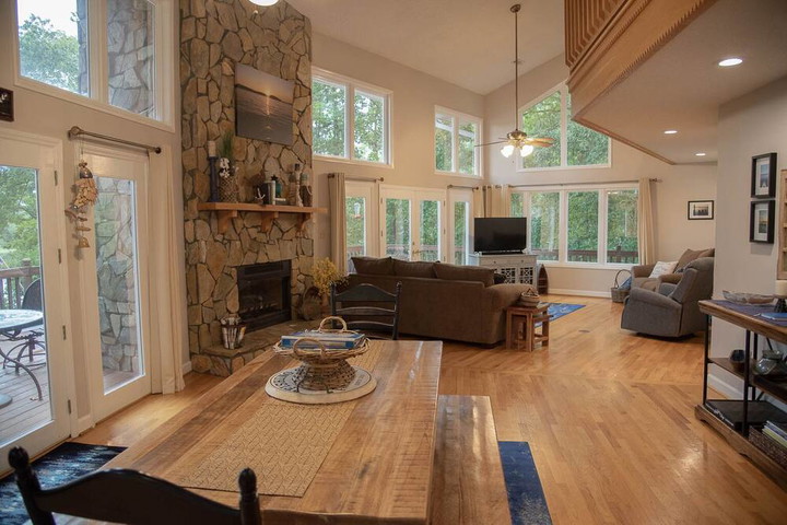Beautiful 4 Bedroom Lakehouse On A Deep Water Cove On Lake Greenwood. - Greenwood, SC