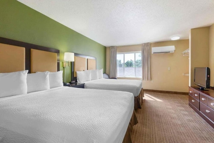 2 Queen Beds | Smoking, Kitchen - Wisconsin