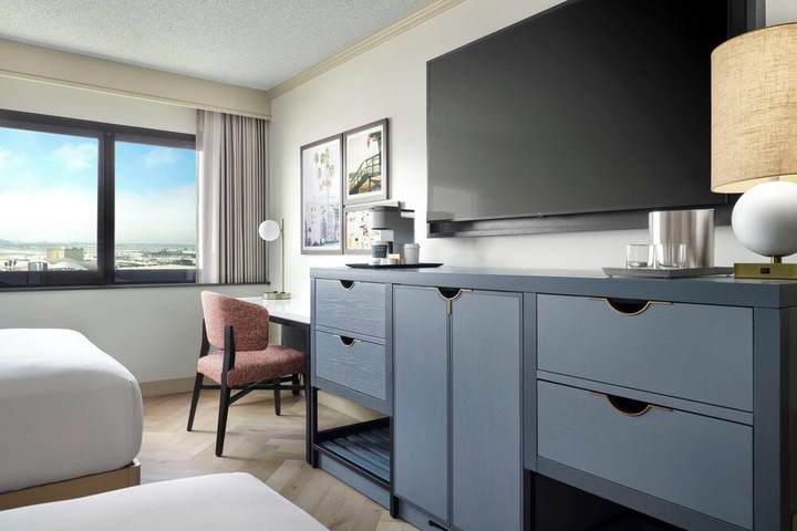Work Trip Ready! Executive Lax Room W/ 2 Queen Beds! Shuttle, Gym, Pool! - Los Angeles