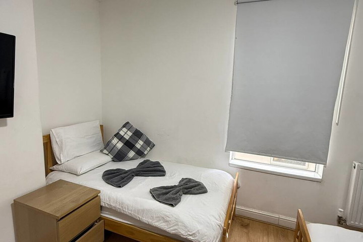 Family Bedroom With Attached Bathroom In Blackpool-families And Couplies Only - Preston