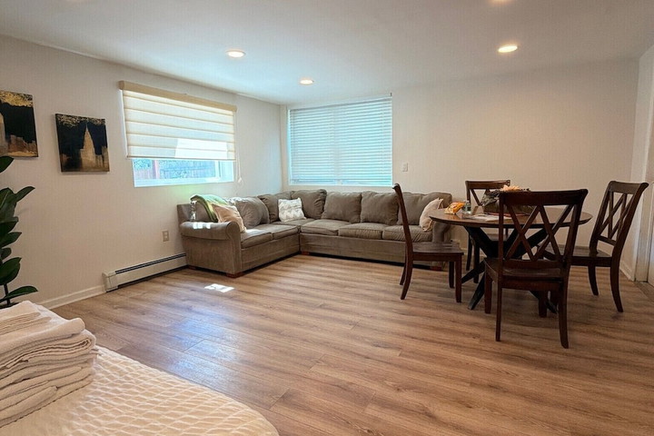 Pet-friendly 1br Apartment With/laundry- Walk To Shops And Downtown - Bedford, NY