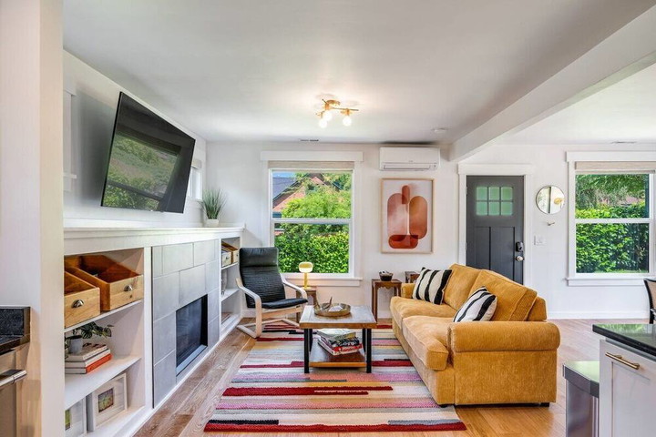 Perch - Ballard Delight: Great Ballard Location! Spacious House W/parking - Seattle, WA
