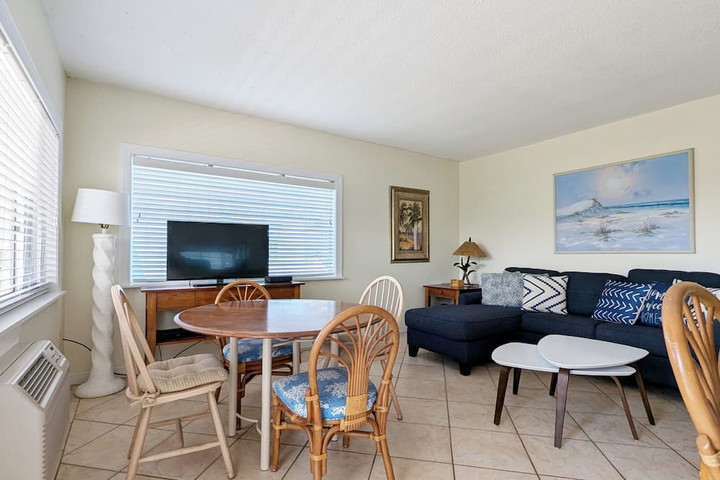 Lido Beach Gulf View Condo W/ Pool. Right Across From Beach! ! Off Season Rates - Sarasota, FL