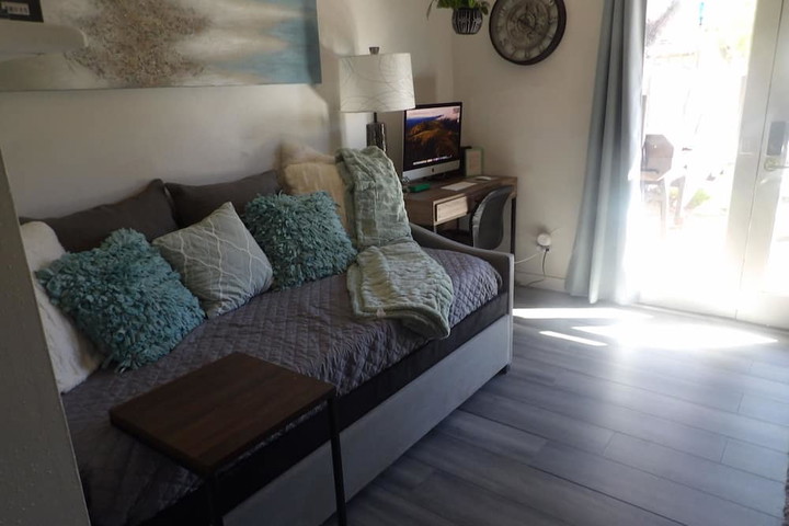 Comfy King Suite With Private Access And Yard & Near Sea World/fiesta Texas - San Antonio, TX