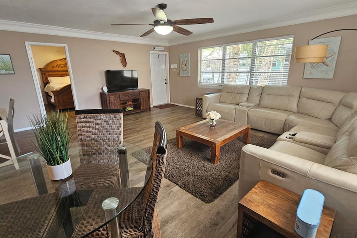 Beach Block Cottage With Putting Green, Everything Needed For A Great Vacation. - Fort Lauderdale