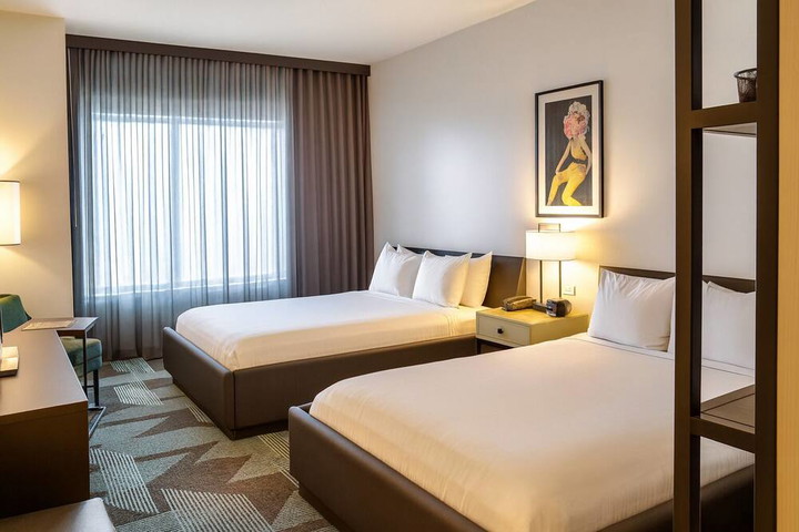 Great Amenities! Parking, Pool! Close To Citycenter, Shark Reef Aquarium! - North Las Vegas, NV