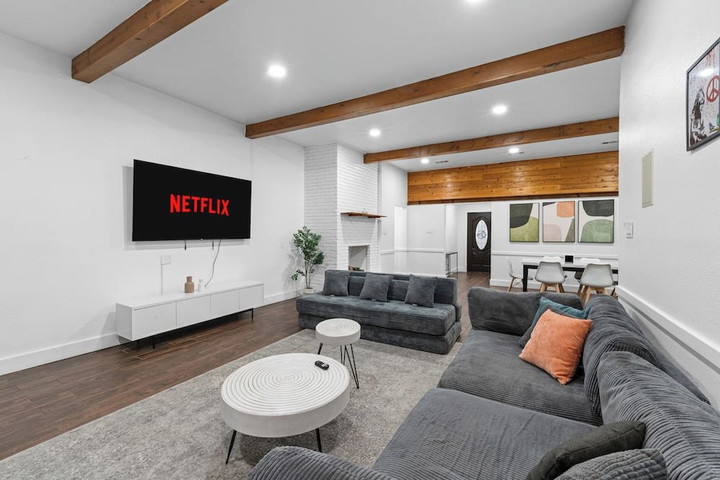 Modern House I Huge Yard I Pool I Cinema & Game Room - Denton, TX