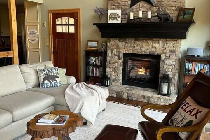 Serene Luxury Mountain Cabin L Hot Tub, Stunning Views & Designer Comforts - Murphy, NC