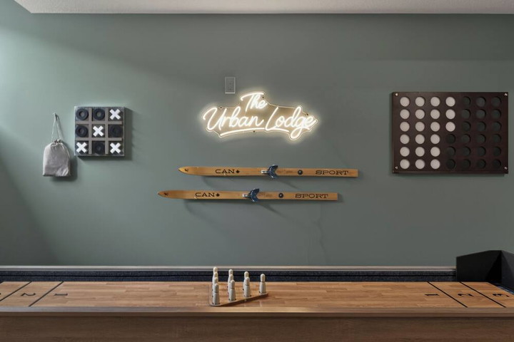 Calgary Urban Lodge: Hot Tub, Sauna, Game Room - Calgary