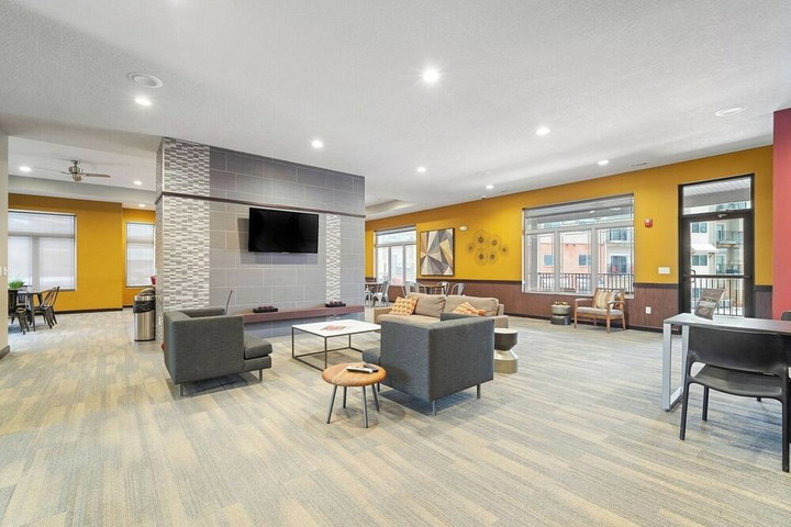 Luxe, First Floor Suite With Garage & Balcony - West Des Moines, IA