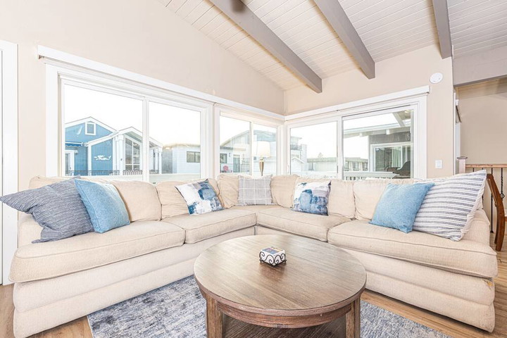 Tastefully Casual Condo With Large Deck And Ac - Irvine, CA