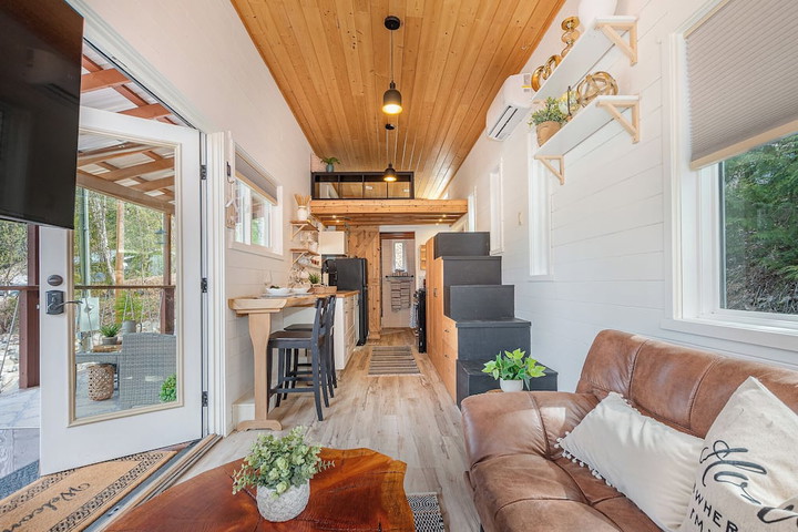 Boutique Tiny Home Escape | Private Hot Tub, Fire Pit, Pizza Oven & Gazebo - British Columbia