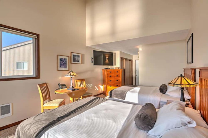 Ocean-view Suite W/ 2 Queen Beds - Depoe Bay, OR