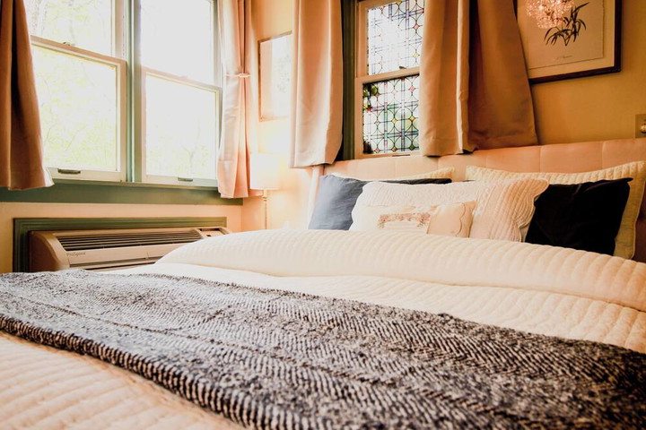 Affordable Luxurious Suite In Historical Eureka Springs B&b -The Blue Rose Suite - Eureka Springs, AR