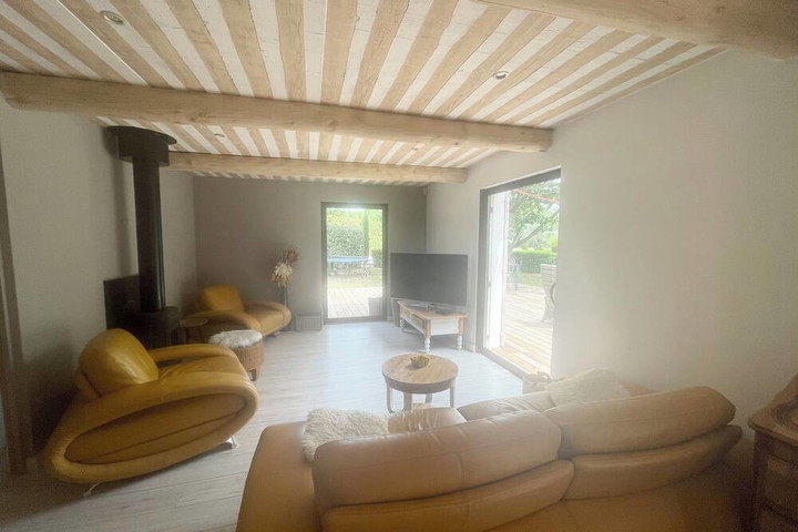 House On The Gordes Plain With 3500m2 Of Wooded Grounds And Swimming Pool. - Gordes