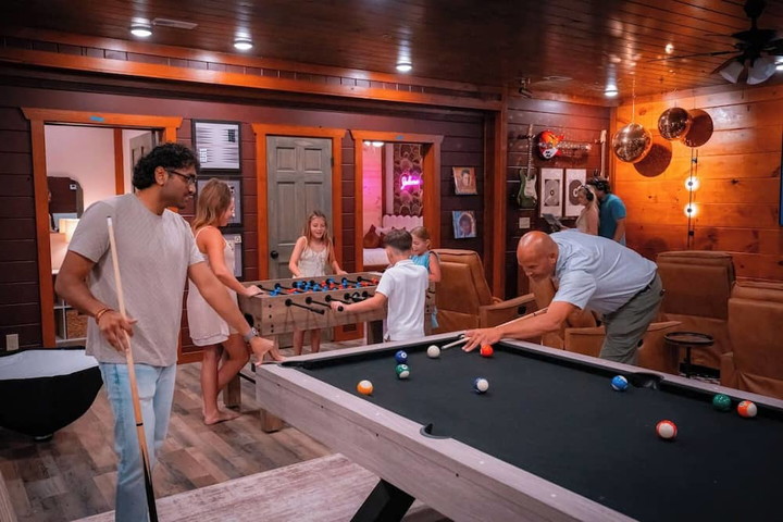 Olive Hill | Sleeps 32 Pool Hot Tub Theater Sauna - Tennessee