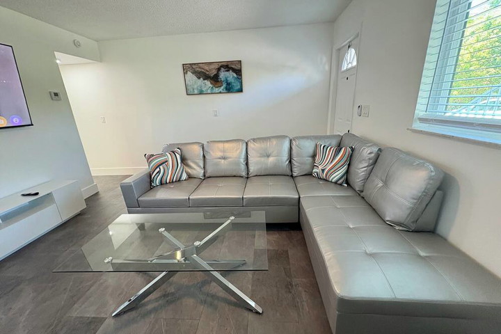 Stylish 1-bed Apartment, In East Delray Beach, Pets, Parking, Free Laundry - Delray Beach, FL