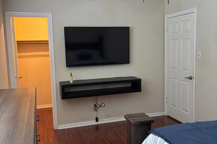 Discover Houstons Beauty From Comfortable Pet Friendly Room Free Breakfast Pool - Houston, TX