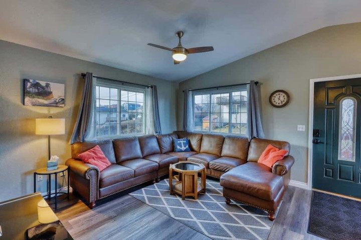 Adorable Alcove 2 Bedroom Escape Sleeps 4 - Alaska