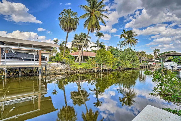 Pool Access & Beach Gear! Canalfront Naples Home - Naples, FL