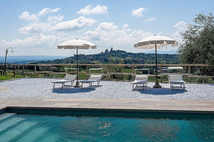 Villa Soffio: A Characteristic And Welcoming Two-story Ancient Tuscan Country House Surrounded By Meadows And By Green Hills, With Free Wi-fi. - San Gimignano