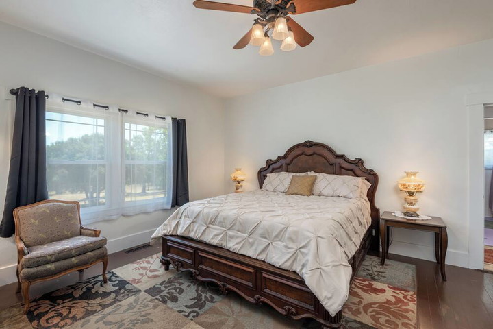 1930 2-bdrm Craftsman Farmhouse On 3 Acres At The Edge Of Town - Petaluma, CA