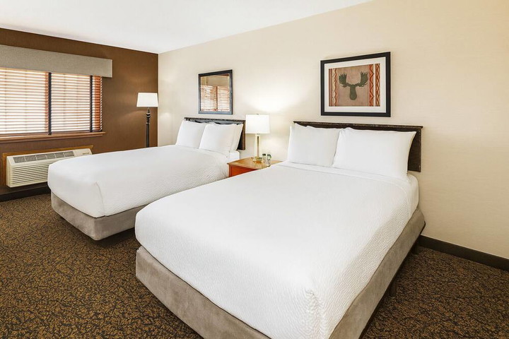 Scenic Riverside Suites: Your Award-winning Escape Awaits | 4 Units - Peoria, IL