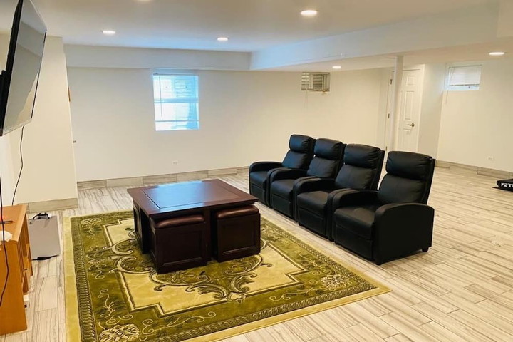 Family Oasis: 3000 Sq Ft-4 Bedroom Home With Workout Space And Full Basement - Schaumburg, IL