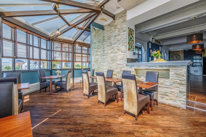 Clifftop Stay With Stunning Views | Near Beach & Fun Parks - Southend-on-Sea