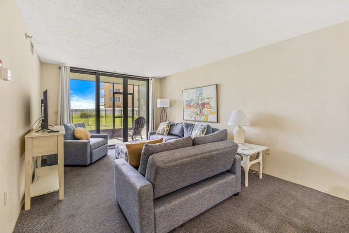 Ground Floor Ocean View 1br With Screened Porch Pool And Beach Access - New Smyrna Beach, FL