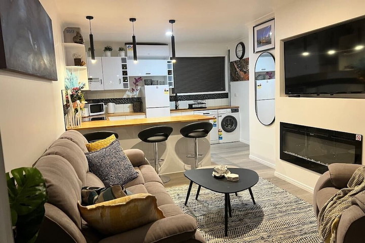 Newly Listed And Centrally Located , Walk To Restaurant's , Cafes And Shopping , - Brisbane