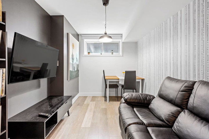 Exquisite Black & White Apartment With Unparalleled Charm - Ottawa