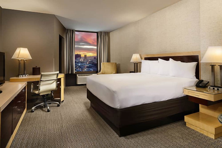 Convenient Las Vegas Stay! Superb Location, Free Parking, Onsite Swimming Pool! - Las Vegas