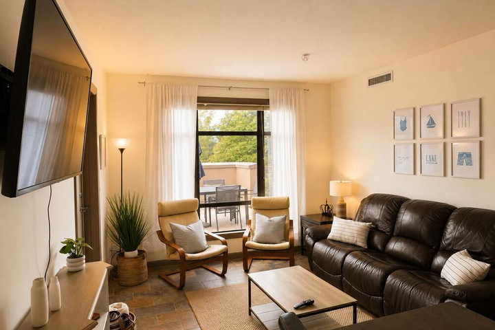 Beautiful 3 Bedroom, 2 Bathroom Condo In Kelowna. Huge Corner Balcony! - Kelowna