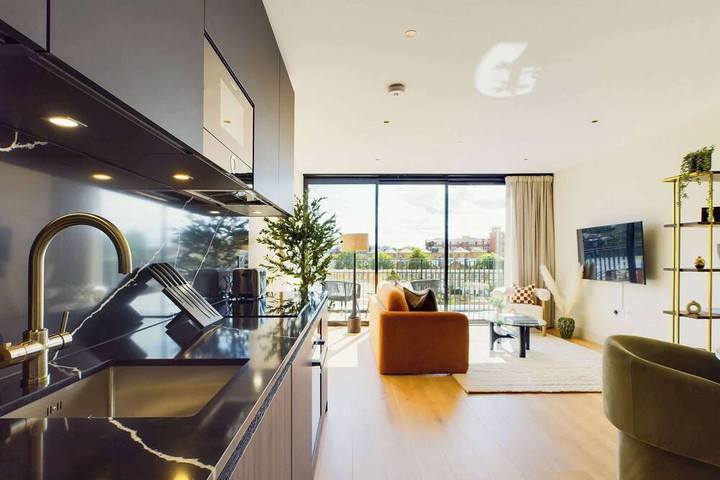 Two Bedroom Apartment With Balcony - Marylebone