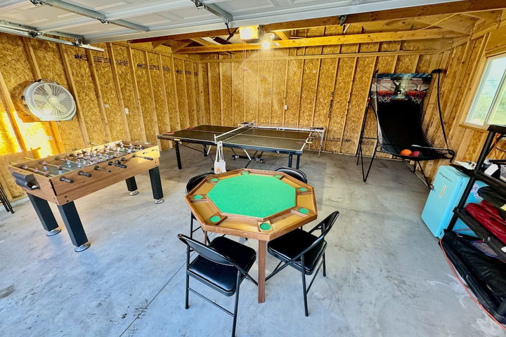 Hot Tub, Entertainers Lounge, 6 Bedrooms - Denver's Beer Inspired Bnb - Westminster, CO