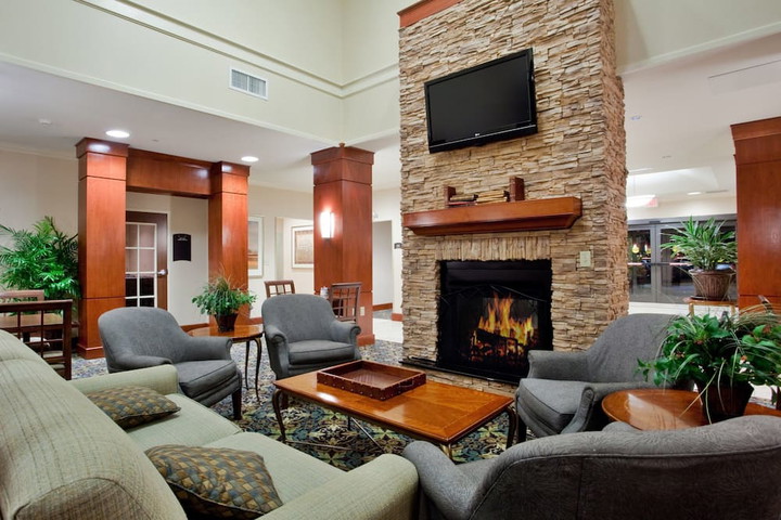 Free Breakfast. Indoor Pool & Hot Tub. Close To The Virginia Beach Business District! - Norfolk, VA