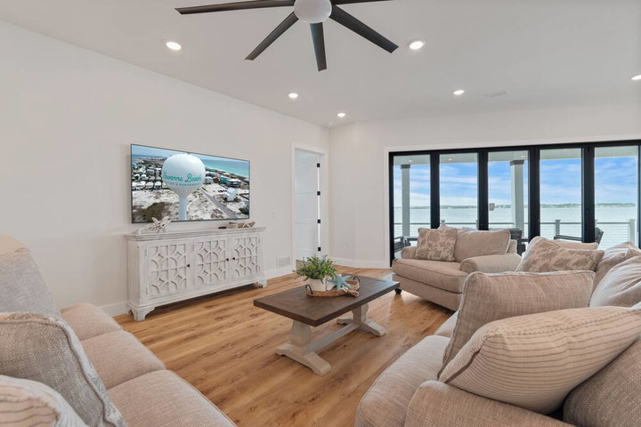 Dolphin Cove-luxury Sound Front Retreat W/private Pier.  6 Bed/6.5 Bath Sleeps 1 - Navarre, FL