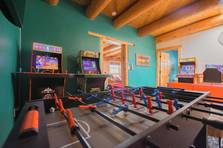 Beautiful And Fun 5 Bedroom House With A Hot Tub, Arcade Games And Lots Of Room. - Albuquerque, NM