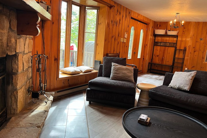Swiss Styled Chalet Nestled Into The Misty Mountain With View Of Lac à La Truite - Sainte-Agathe-des-Monts