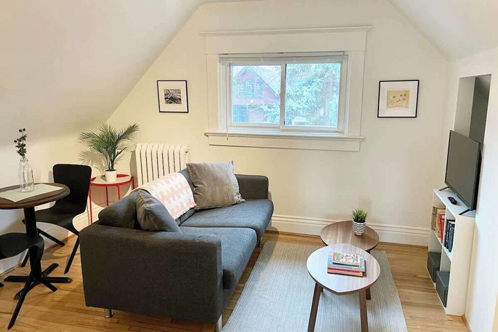 Charming + Cozy Roncesvalles Apartment - Mississauga