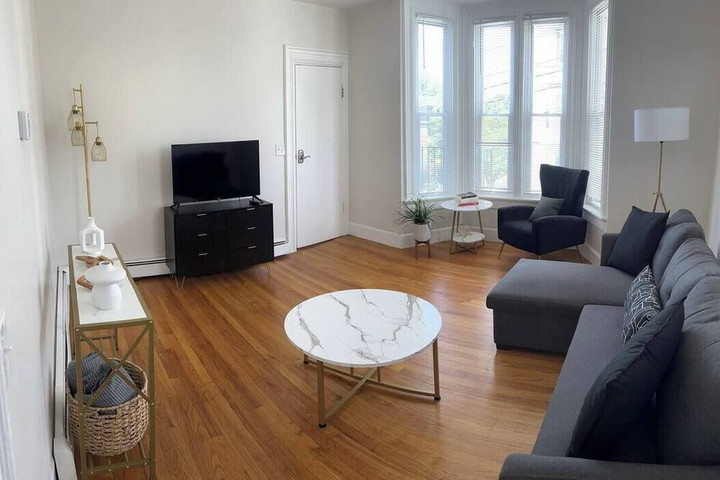 2 Br. Free Parking. 7 Min To Federal Hill. 2nd Floor Apt - Providence, RI